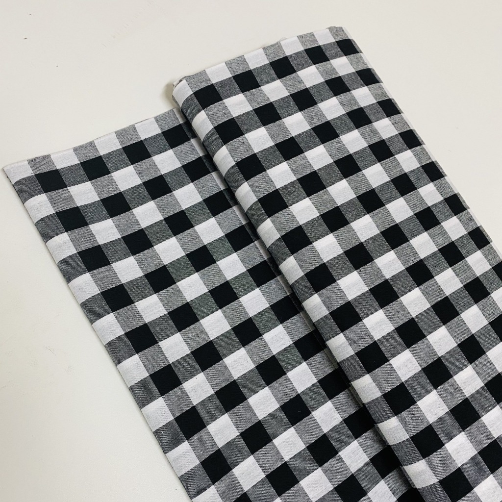 TejidoVichy Algodón Negro 1cm. Su tacto es suave y agradable.